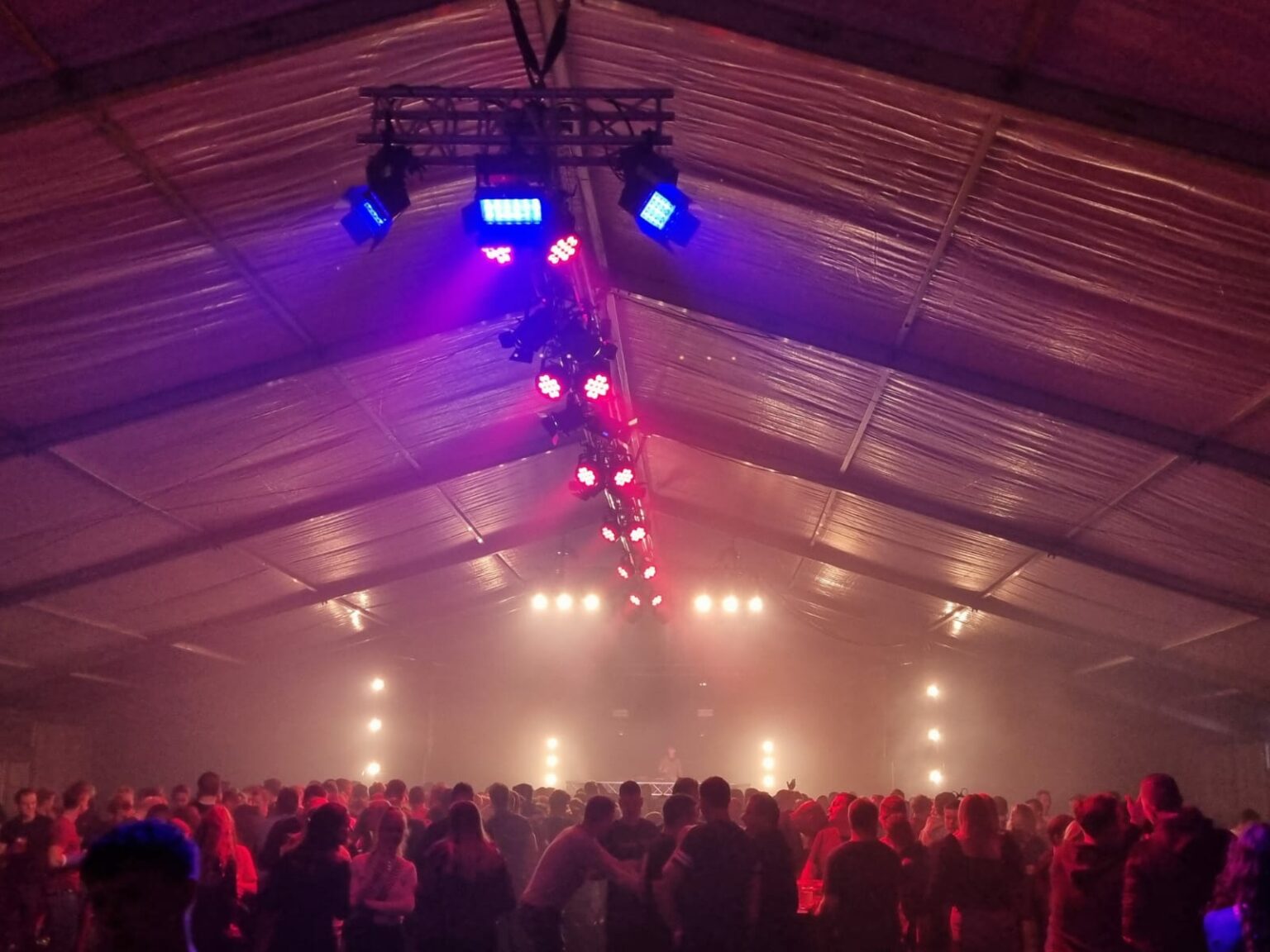 Tentfeest techniek JDB 1 - JDB licht en geluid